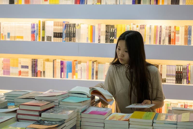 Customers choose books editorial image. Image of woman - 55143880