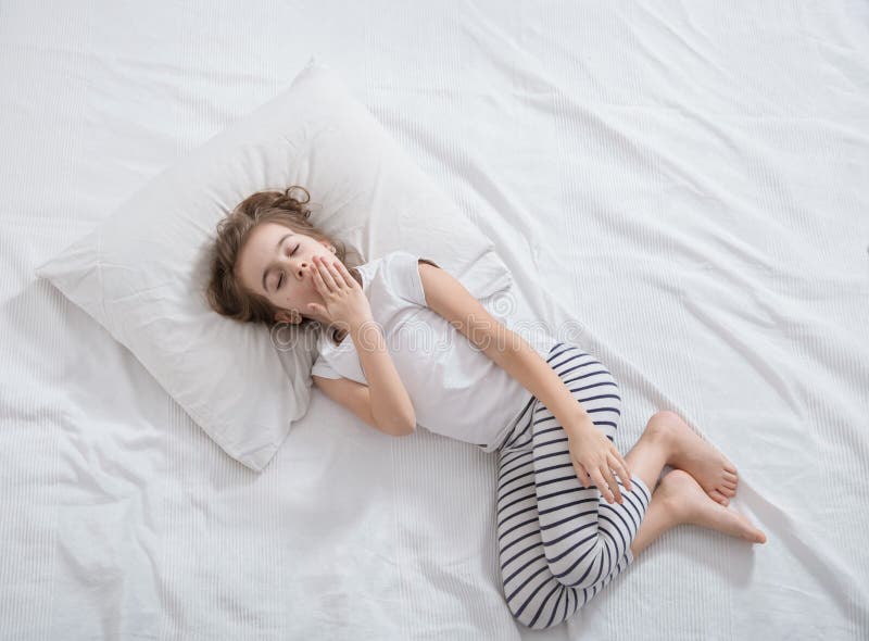 Cute Kleine Mädchen Mit Langen Haaren Schlafen Im Bett Stockfoto Bild