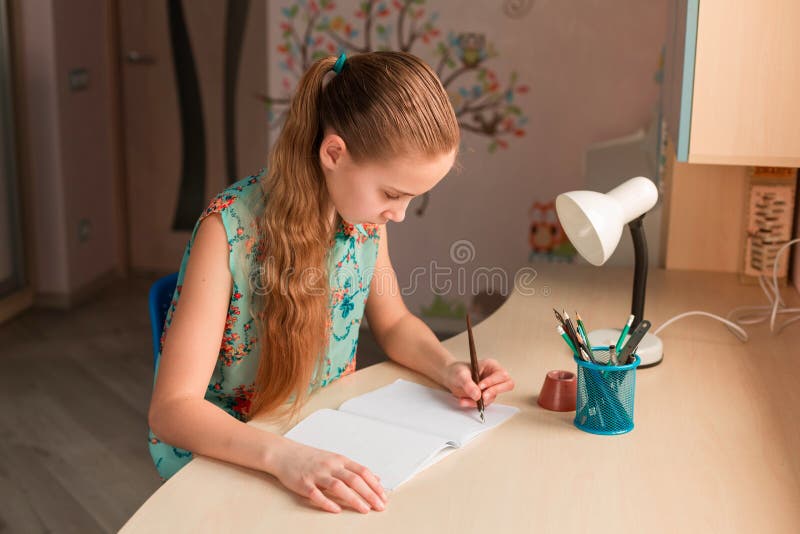 Left Handed Writing Stock Photos - Download 275 Royalty Free Photos