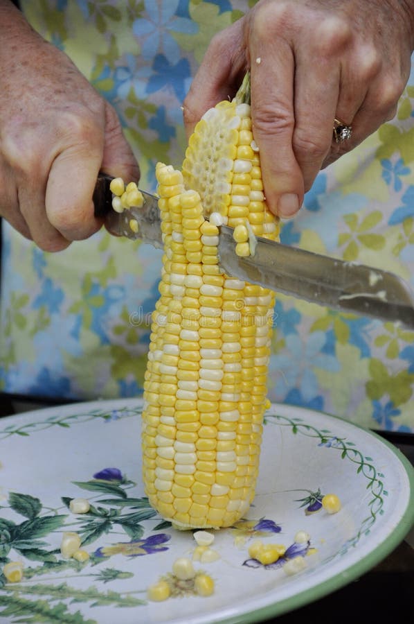 Cutting corn of the cob stock image. Image of yellow - 125607531