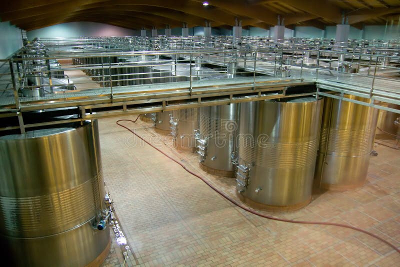 Cuves De Fermentation De Vin Image stock - Image du fabrication, pavage ...