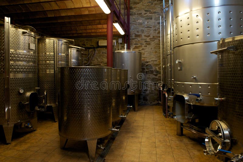 Cuves De Fermentation De Vin Image stock - Image du fabrication, pavage ...