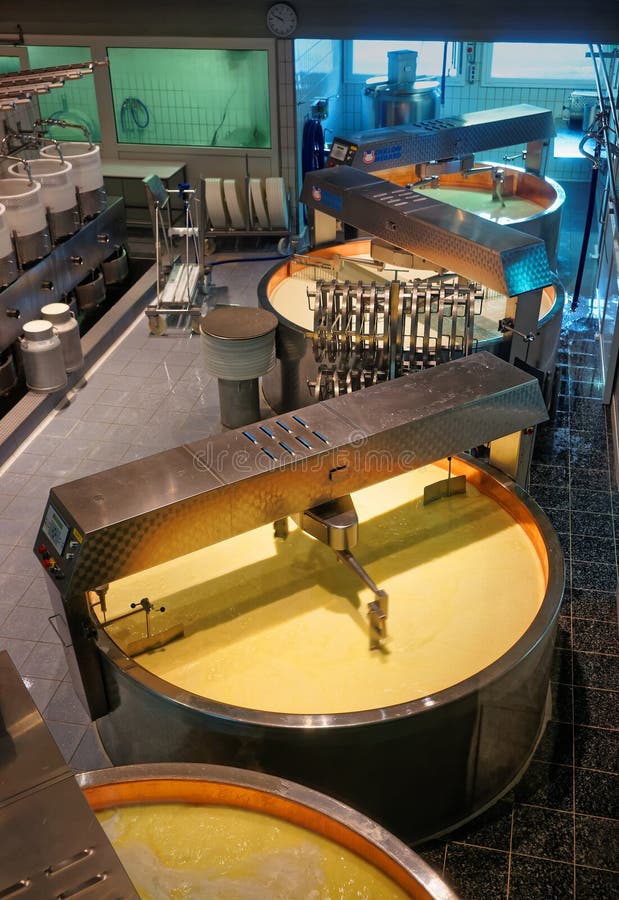 Machine De Production De Fromage Dans La Laiterie Moderne Photo stock ...