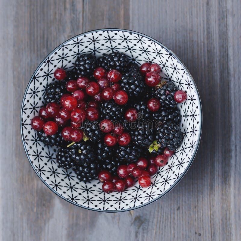 Cuvette Avec Les Backberries Et Les Groseilles Rouges Sauvages Photo ...
