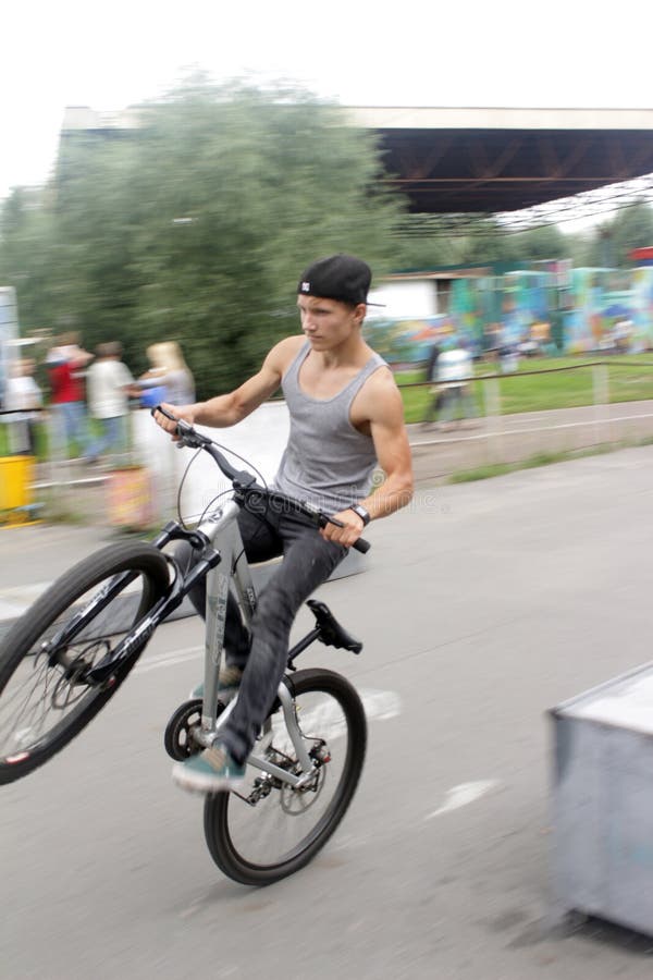 Cycler image stock éditorial. Image du sport, roue, tour - 75186664