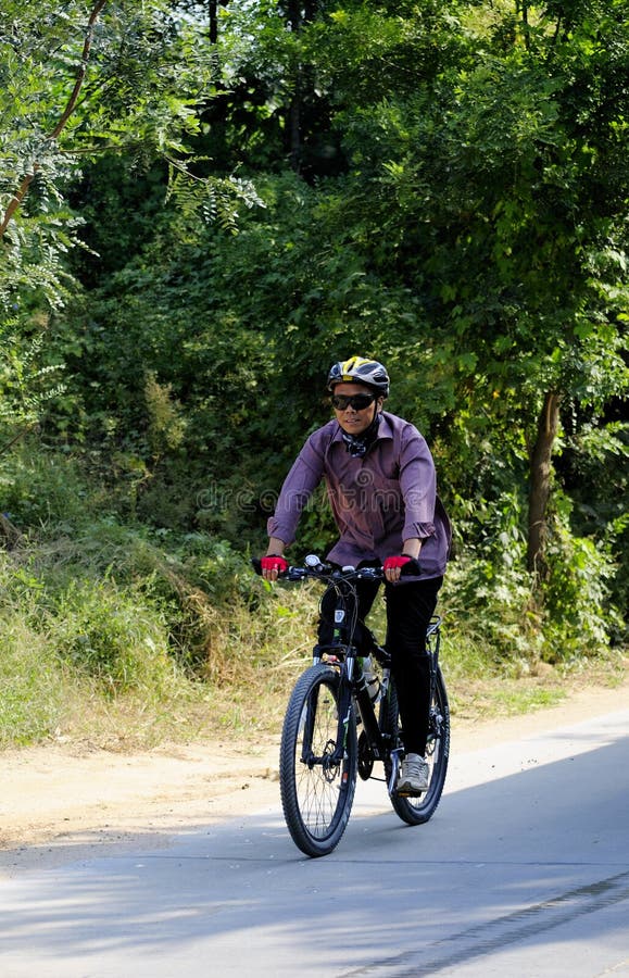 Cycling movement editorial image. Image of equipment - 26766945