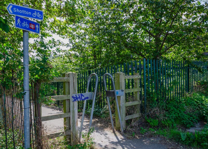 Entry To Cycleway and Footpath Stock Photo - Image of bike, avon: 3238812