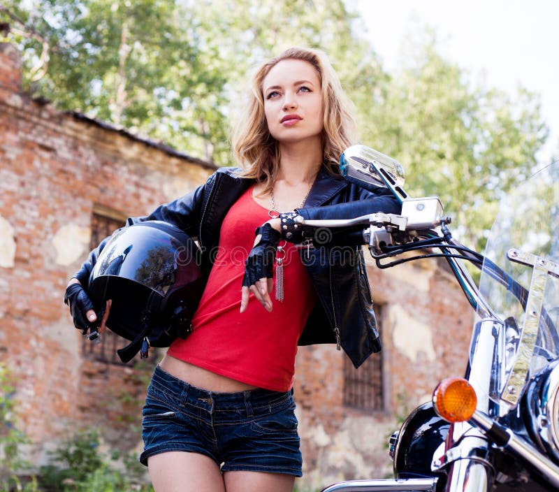 Motard Sexy De Femme Dans Le Tricot érotique Se Reposant Sur La Moto De