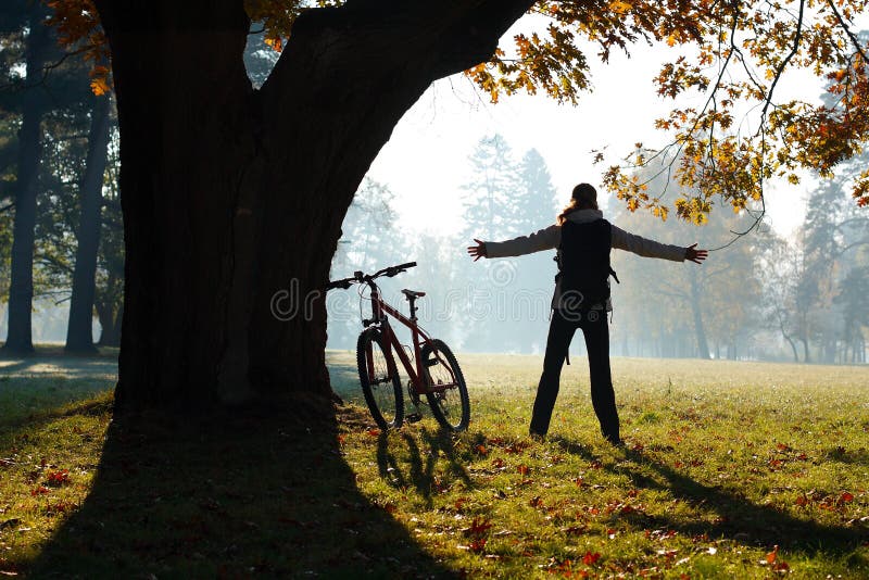 Cycliste Excited De Femme Restant En Stationnement Avec Des Mains