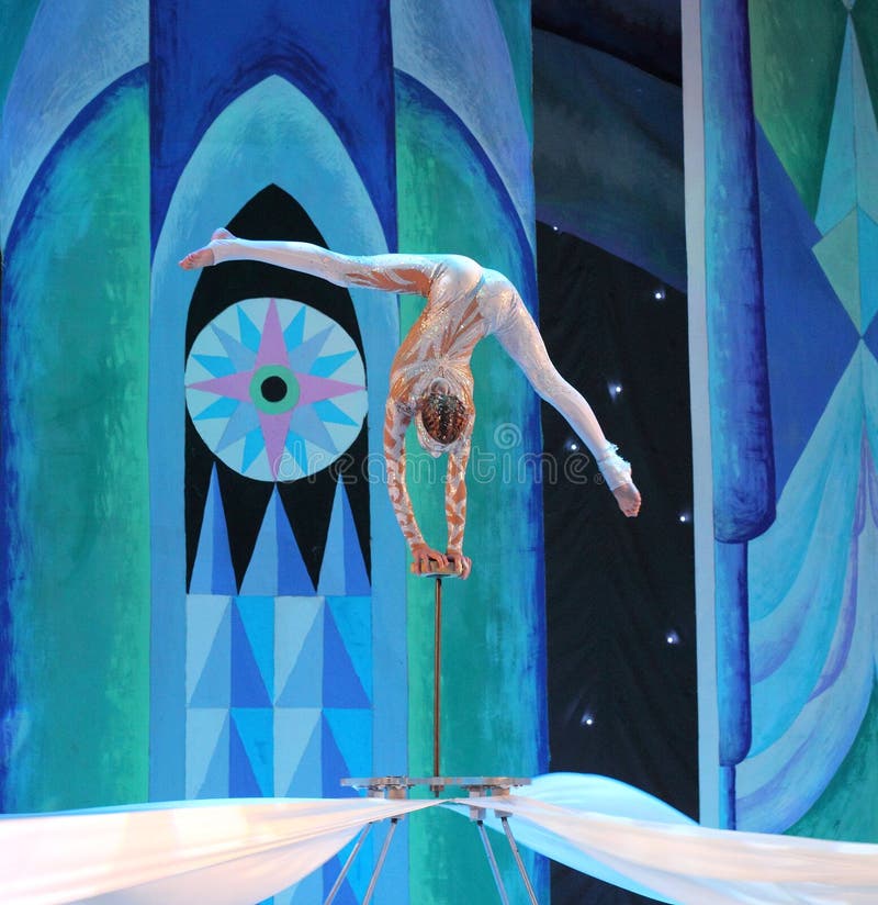 Cyrkowi akrobata obraz editorial. Obraz złożonej z programu - 64277900