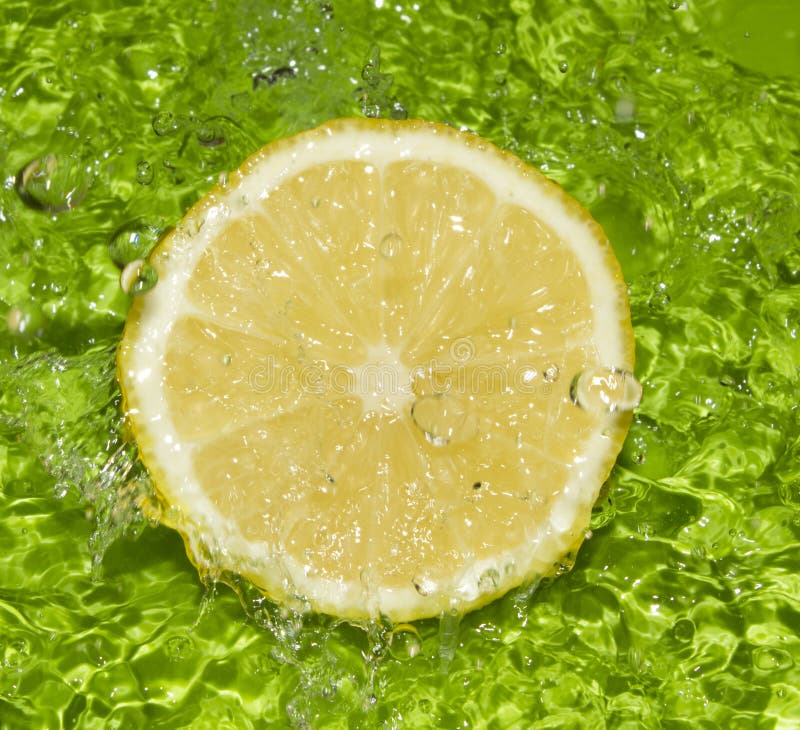 Plasterek cytryny w wodzie obraz stock. Obraz złożonej z świeży - 22441621