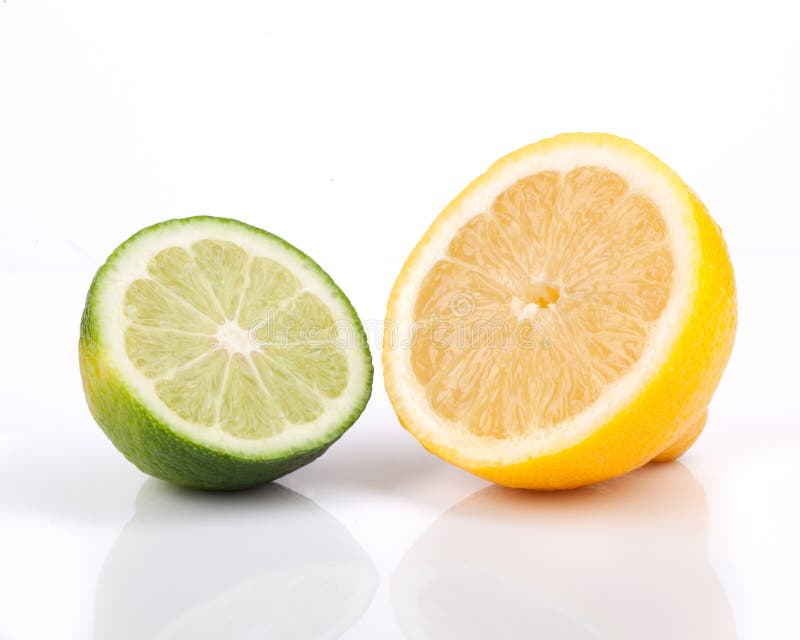 Cytryny plasterki wapna zdjęcie stock. Image of owoc, natura - 1956732