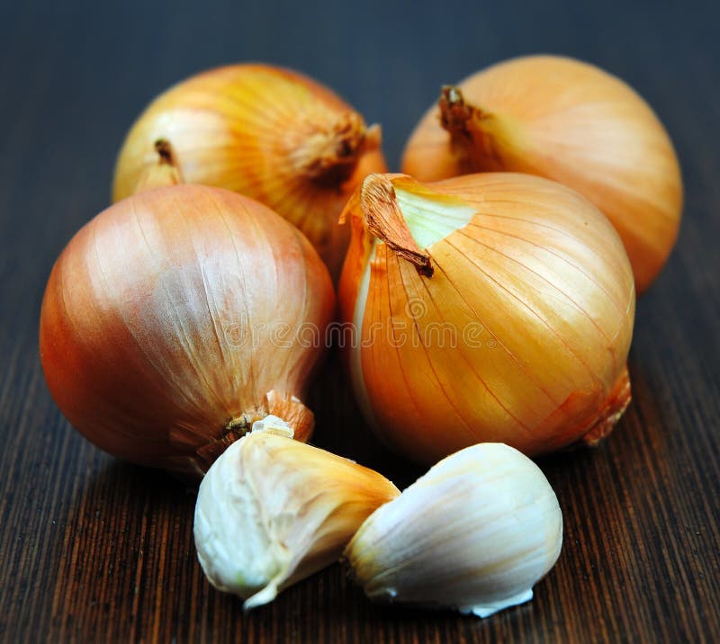 Czosnek cebule zdjęcie stock. Obraz złożonej z zbliżenie - 16631906