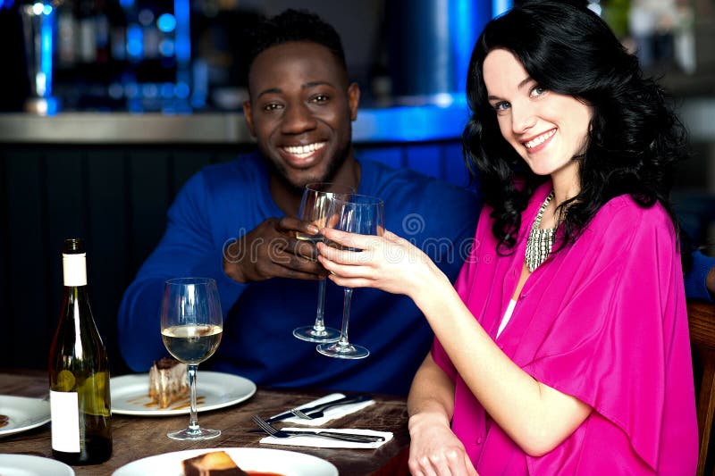 Kochliwa Para Na Romantycznej Dacie Zdjęcie Stock - Obraz złożonej z ...