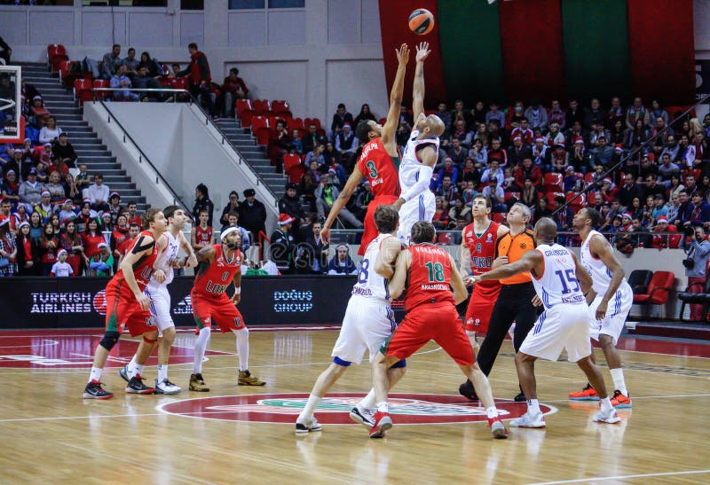 Début de match de basket photo éditorial. Image du début - 64782206