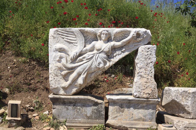 Sculpture Du Dieu Nike Dans La Ville Romaine Antique Ephesus, Turquie ...