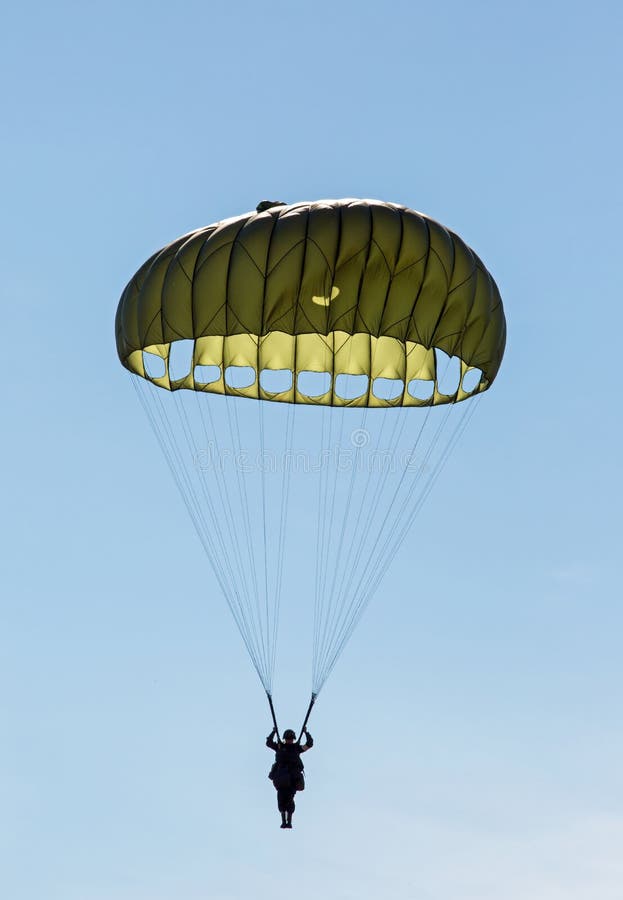 Parachutiste photo stock. Image du sport, bravez, atterrissage - 30977292
