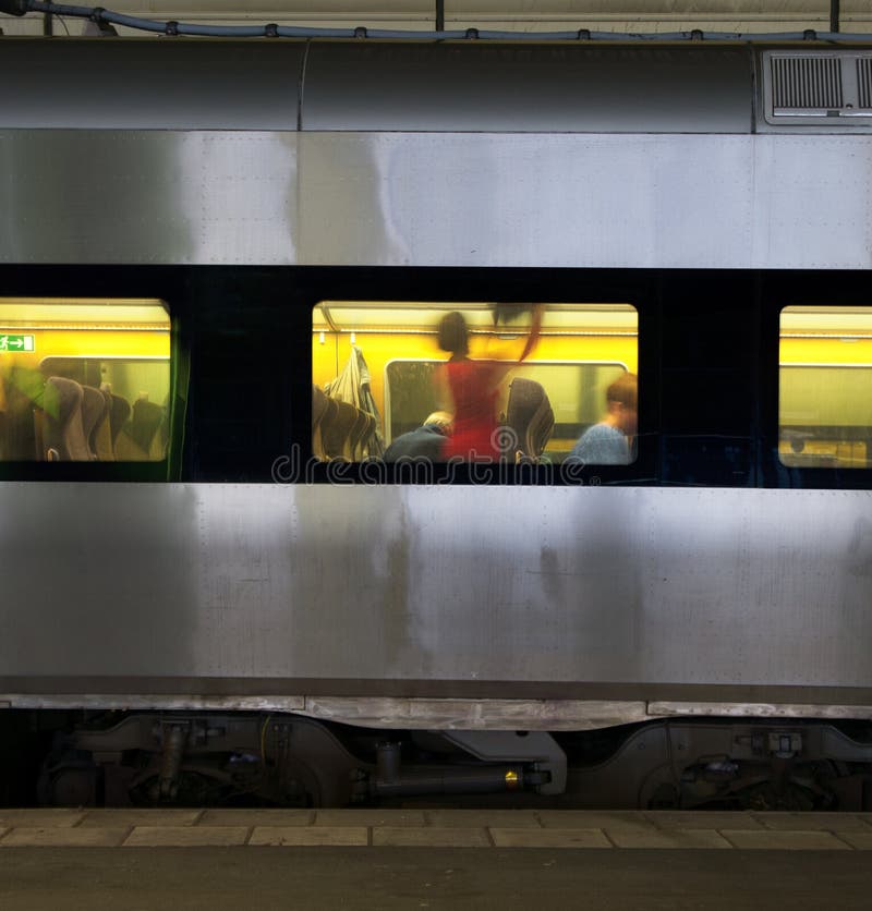 Descendre du train photo stock. Image du train, métro - 20996726