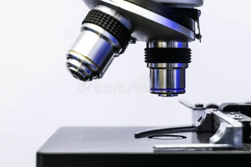 Microscope Dans Un Laboratoire Image stock - Image du biotechnologie ...