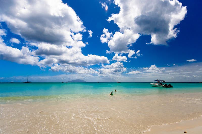 Día asoleado en la playa imagen de archivo. Imagen de asoleado - 4915759