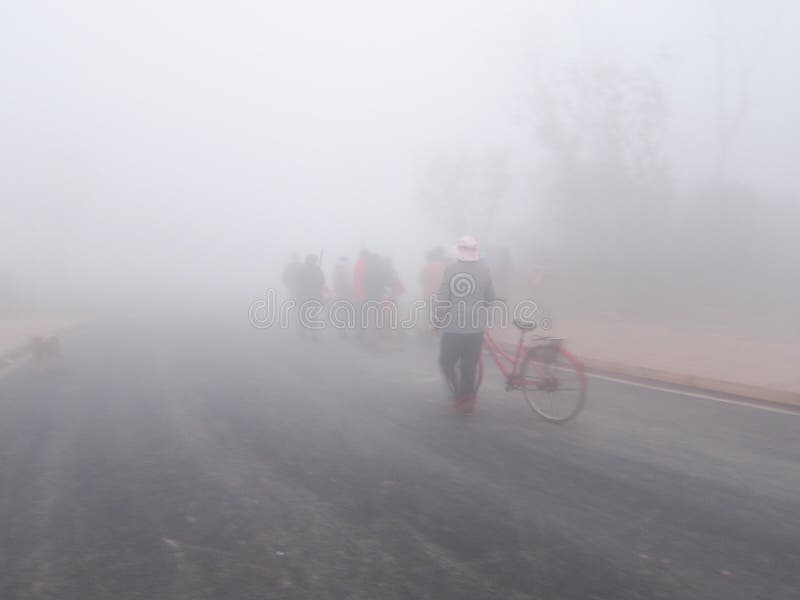 Día brumoso foto de archivo. Imagen de camino, gente - 43264672