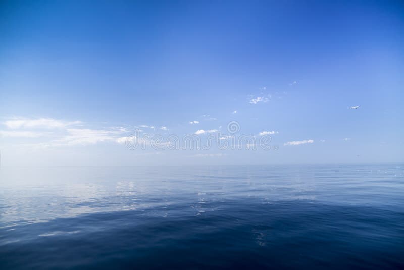 Día Soleado Hermoso Con El Cielo Azul Sobre El Mar. Foto de archivo ...