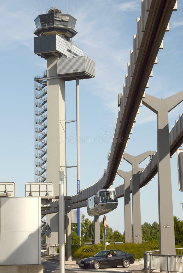 Düsseldorf SkyTrain Y Nuevo ControlTower Imagen de archivo editorial ...