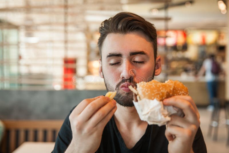 Lhomme Mange Des Frites Avec De La Sauce Au Fromage Et Le Ketchup La