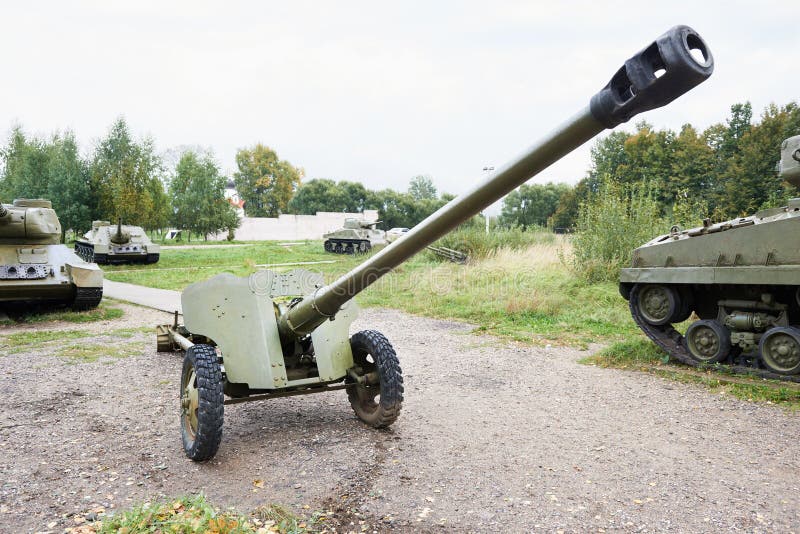D-48 85-mm anti-tank gun stock image. Image of bolt, tank - 33566549
