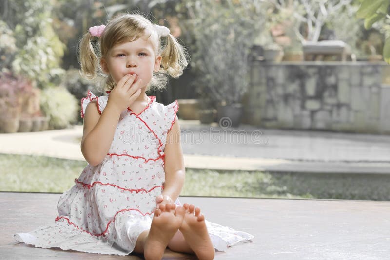 Da solo immagine stock. Immagine di dolce, vestito, bambino - 12507069