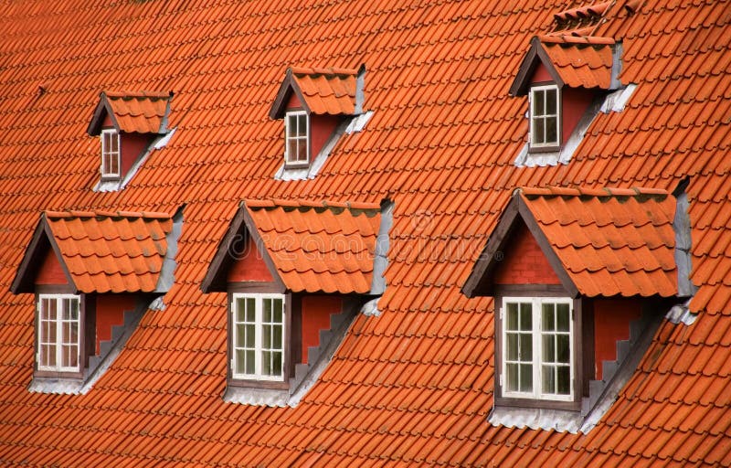 Dach Der Roten Fliese Und Mansarden Stockfoto - Bild von glas ...