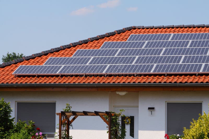 Solarzellen auf einem Dach stockfoto. Bild von sonne - 146277988