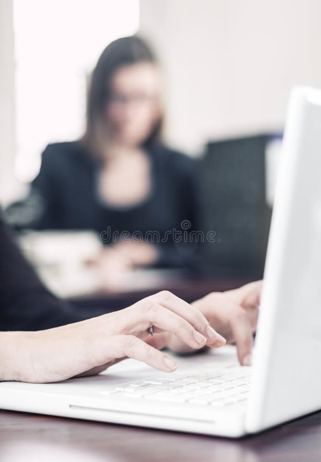 Dactylographie Sur Le Clavier Photo stock - Image du moniteur, internet ...