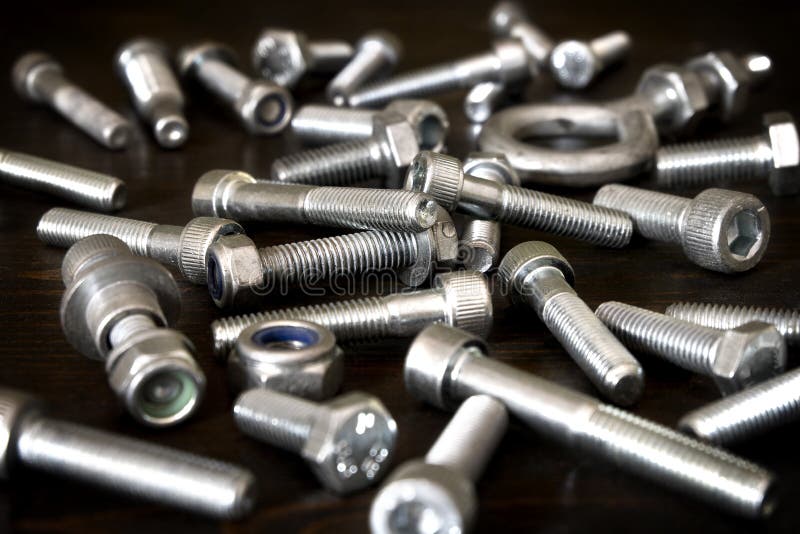 Scatola Con I Dadi, I Bulloni E Le Viti Immagine Stock - Immagine di ...