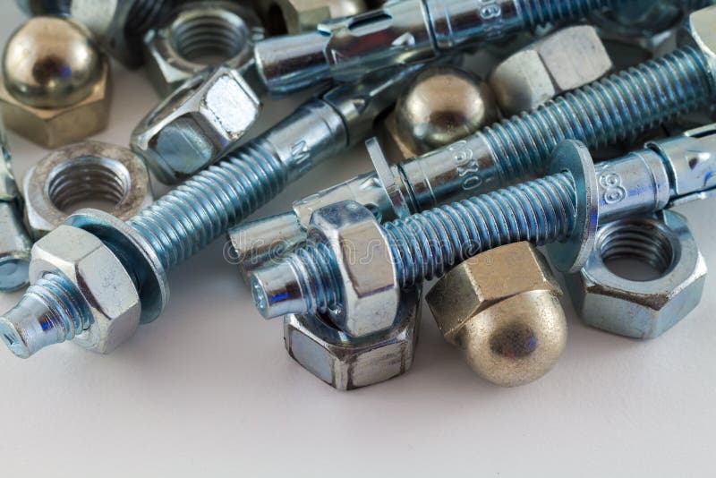 Dadi - E - Acciaio Della Chiave Di Chiave E Dei Bulloni Su Fondo Bianco ...