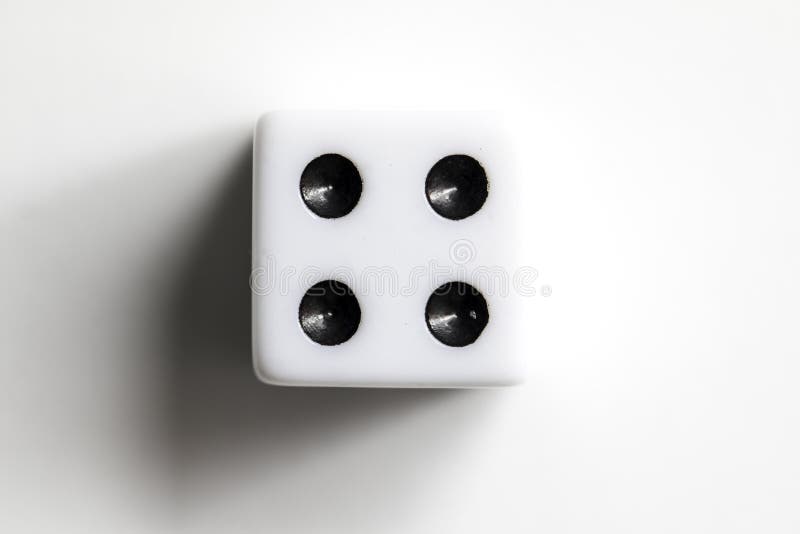 Cuatro Dados Con Seis Lados Y Cuencos Imagen de archivo - Imagen de ...