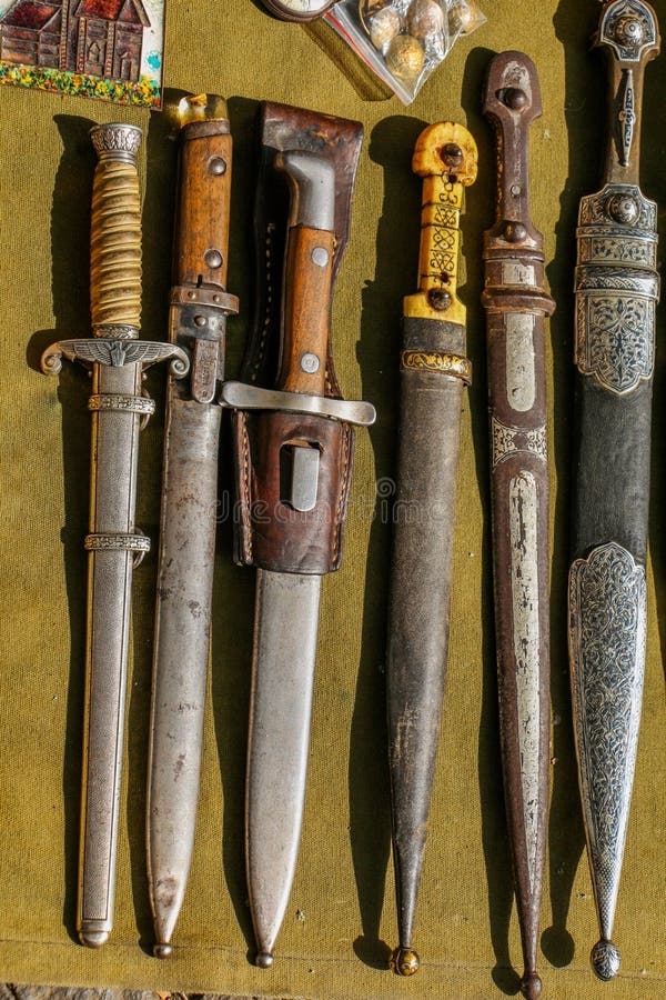 Dagas antiguas del estilo imagen de archivo. Imagen de dagas - 80137659