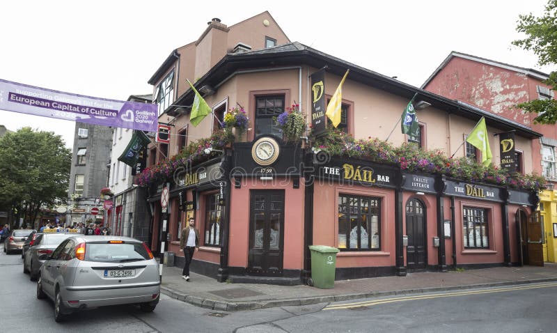 The Dail bar editorial image. Image of cars, tipical - 63129900