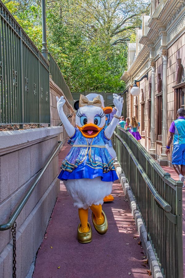 Daisy Duck Character at DIsney Magic Kingdom Editorial Image - Image of ...