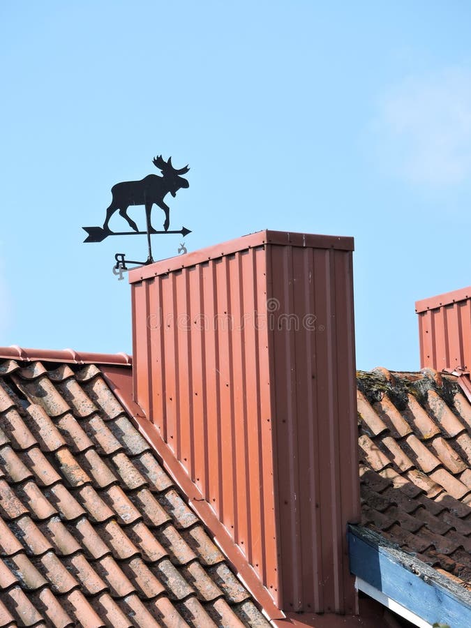 Dak en weerhaan, Litouwen stock afbeelding. Image of schoorsteen - 43834663