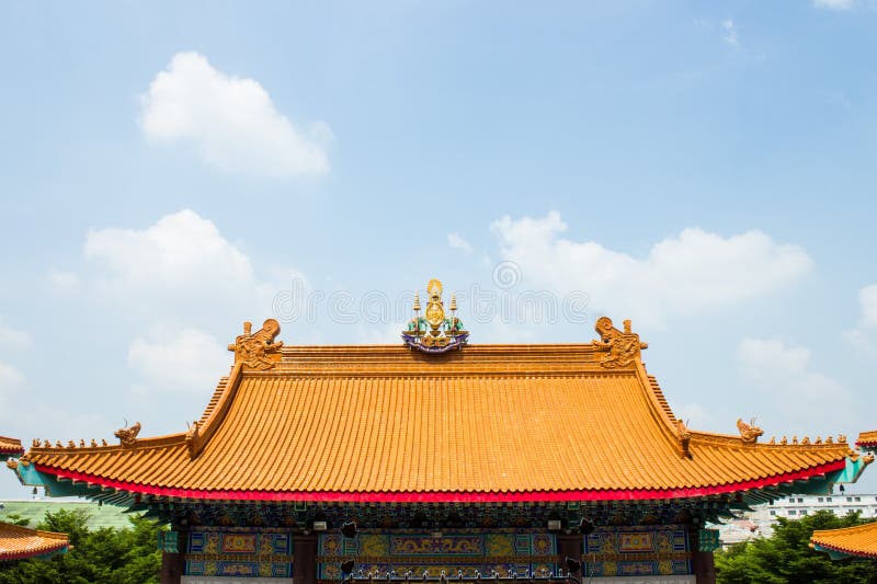 Dak van de tempel stock afbeelding. Image of bidden, versiering - 28054785