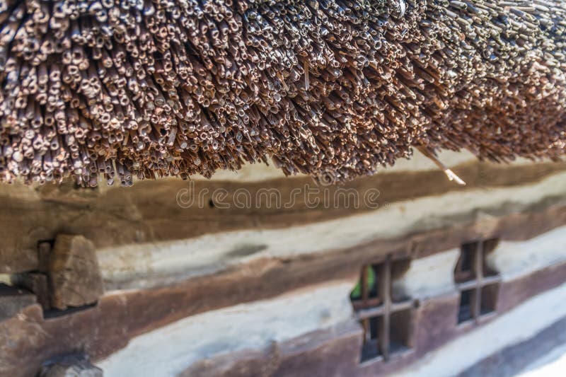 Dak Van Het Close-up Het Traditionele Stro Over Onscherpe Houten ...