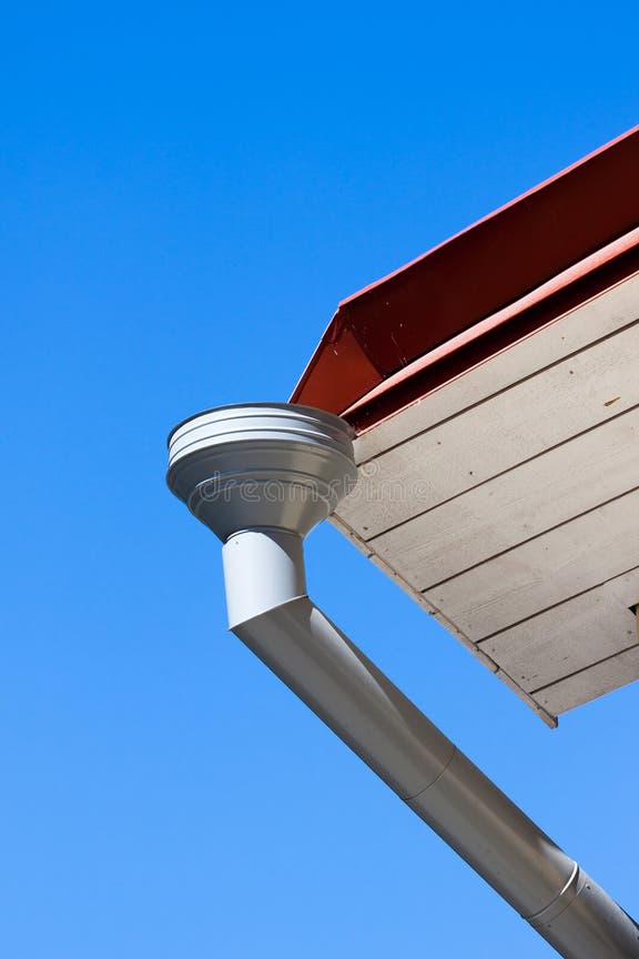 Regengoten Aan Een Oud Huis Stock Foto - Image of condominium, opening ...
