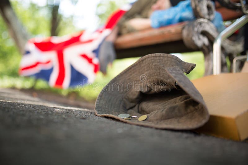 Dakloze Persoon Die Voor Geld Bedelen Stock Foto - Image of leugen ...