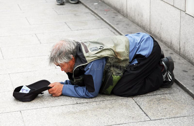 Een Dakloze Mens En Zijn Hond Redactionele Afbeelding - Image of ...