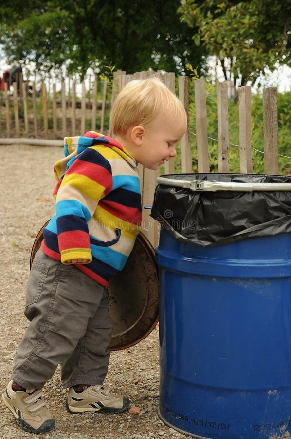 Daklozen stock foto. Image of persoon, kind, vuilnisbak - 32725558