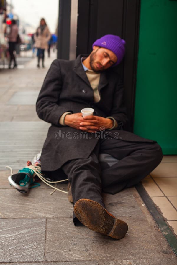 De Daklozen Bedelen Op Avenus Van Champs Elysees, Parijs, Frankrijk ...
