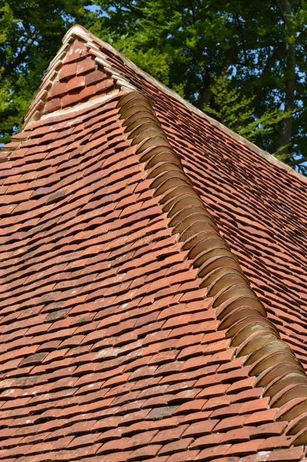 Daktegels bij de oude bouw stock foto. Image of rand - 96798436