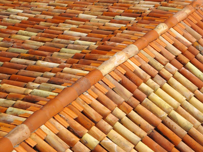 Daktegels Met Randtegels Op Bovenkant Stock Afbeelding - Image of rood ...