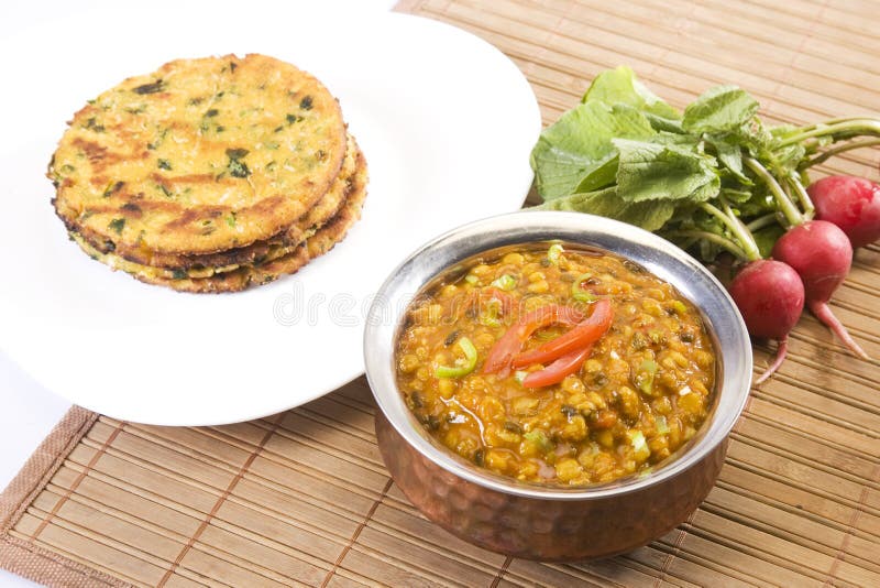 Dal con Makki Ki Roti fotografia stock. Immagine di indiano - 36611616